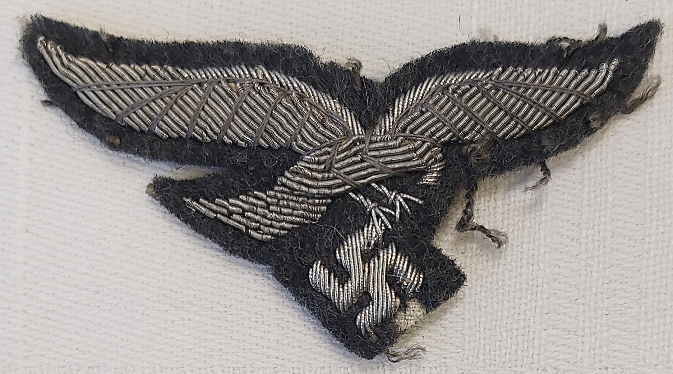 LUFTWAFFE OFFICER´S EAGLE FOR VISOR CAP - WWII GERMANY - This object is ...